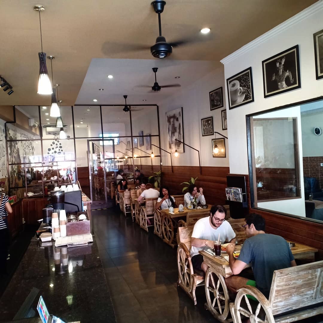 Memorial Cafe Legian, Cafe Nyaman di Pusat Keramaian Legian
