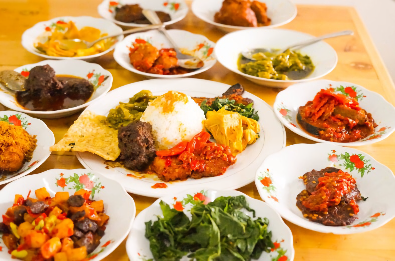 Nikmatnya Nongkrong di Rumah Makan Nasi Padang Makan Sambil Ngopi
