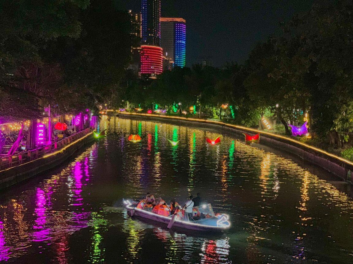 Bingung Wisata Malam di Surabaya? Nikmati Saja Perahu Kalimas