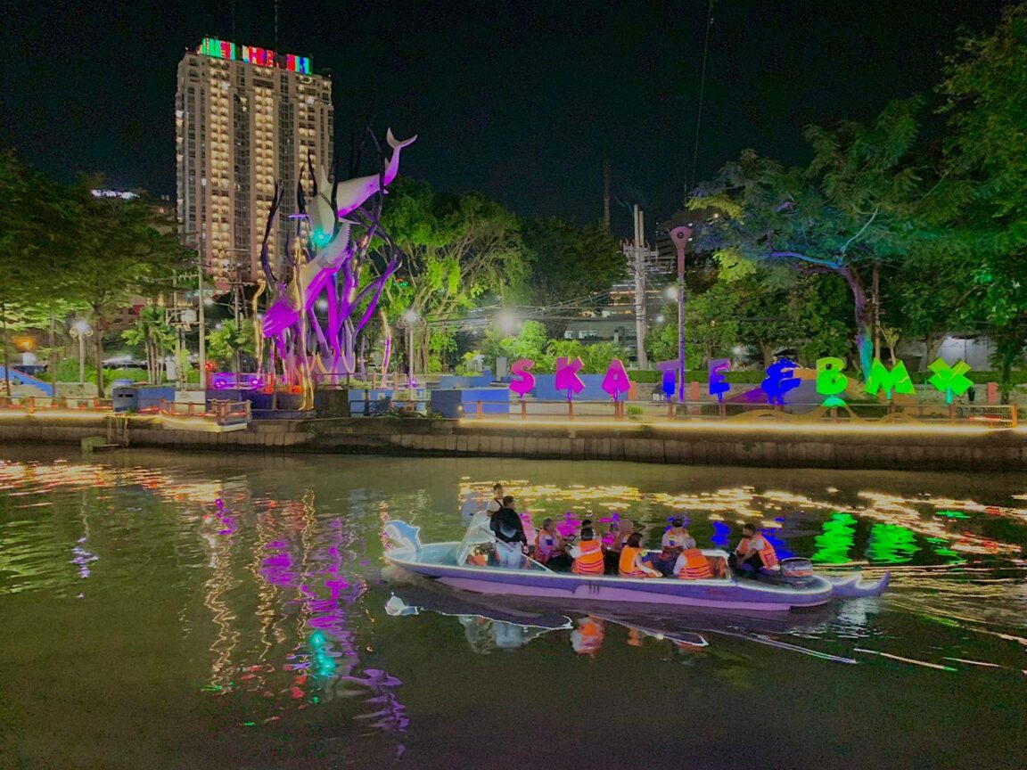 Bingung Wisata Malam di Surabaya? Nikmati Saja Perahu Kalimas