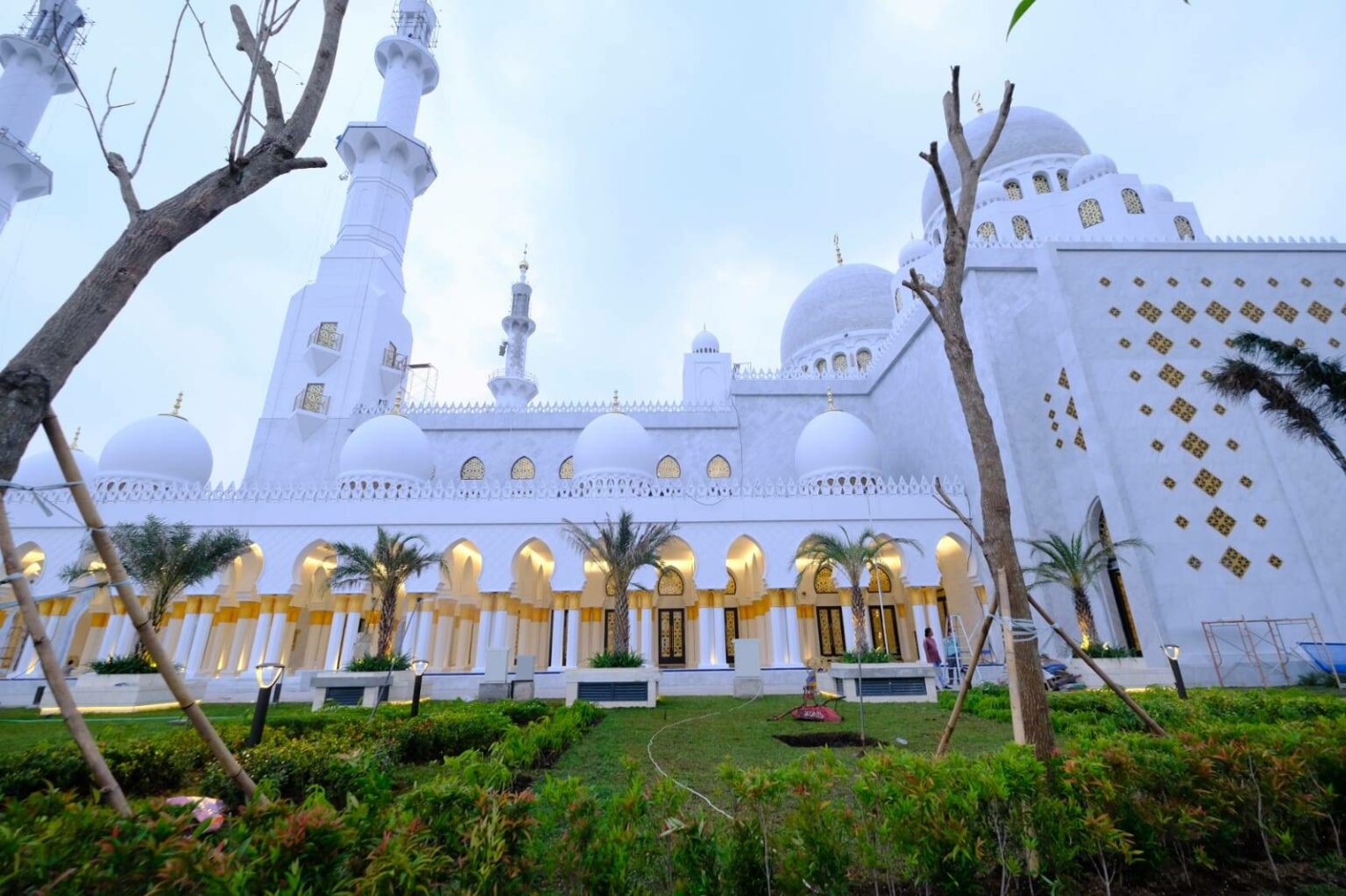 8 Potret Megahnya Masjid Sheikh Zayed Solo, Bukti Persahabatan ...