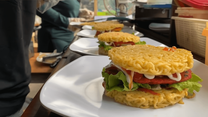 Burger Mie, Sajian Kuliner Unik Kali Lima Di Kota Pontianak