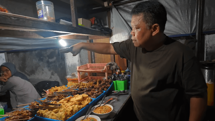 Cicipi Mie Nyemek Dengan Topping Gonso Di Street Food Solo