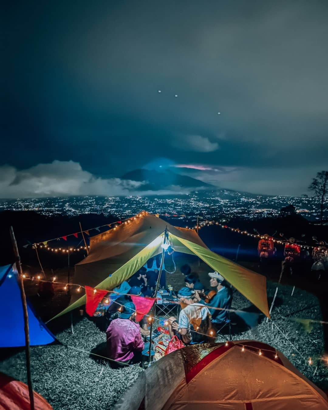 Puncak Halimun Camp Bogor, Kemah dengan Pemandangan Gunung Gede ...