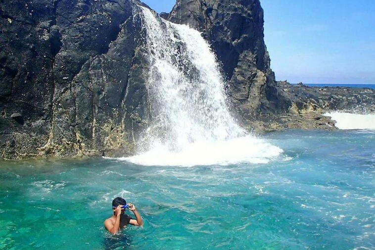 Cantiknya Air Terjun Asin Pantai Nambung, Destinasi Unik Pulau Lombok
