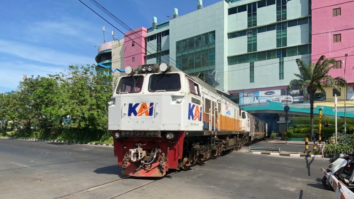 Uniknya Kereta Api Keluar-Masuk Mal, Satu-satunya di Indonesia