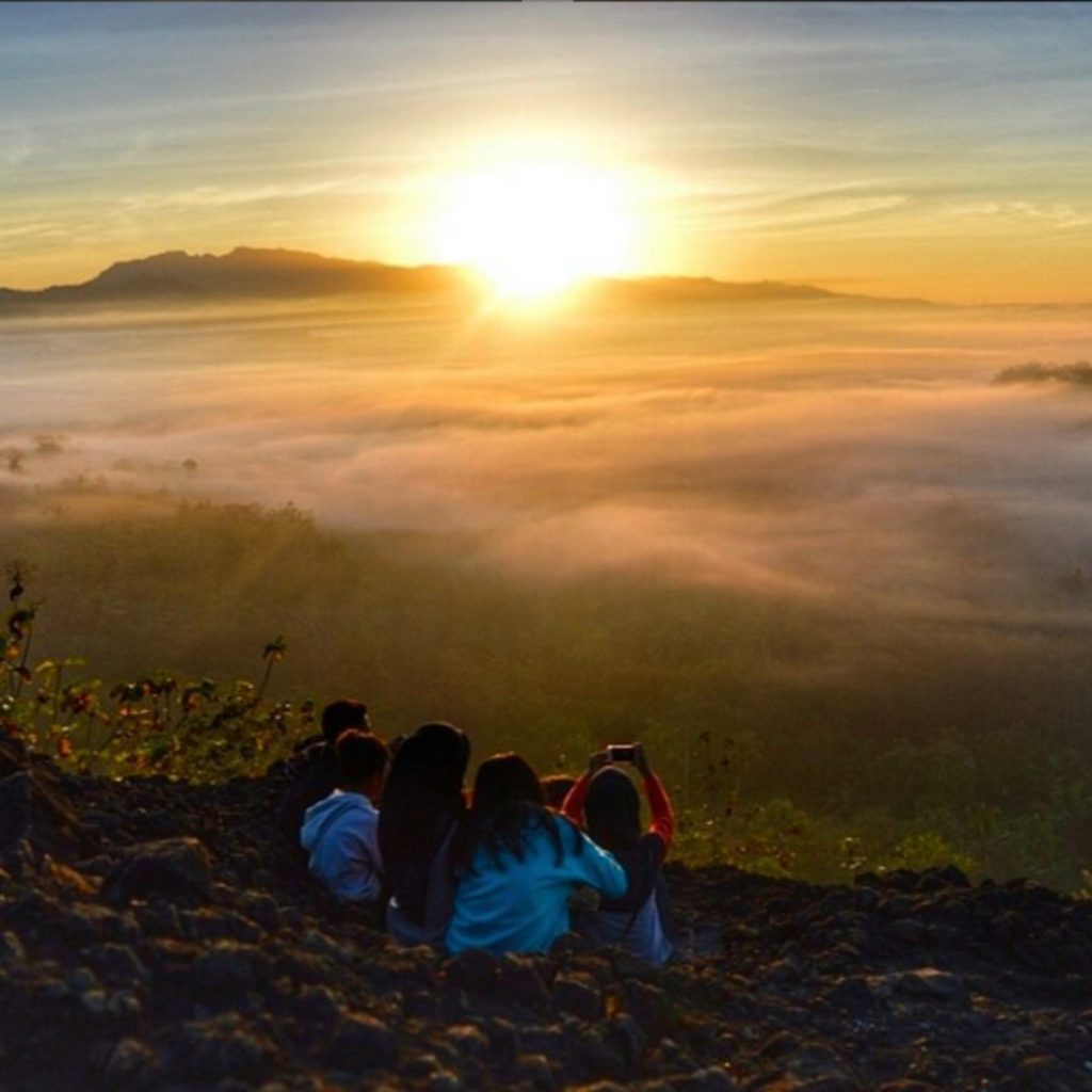 Mengejar Indahnya Mentari Pagi di Gunung Ireng Yogyakarta
