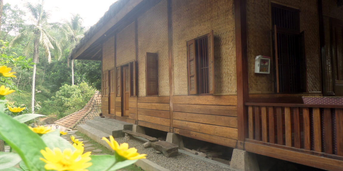 Wisata Adat Rumah Panggung di Kampung Adat Cireundeu Cimahi