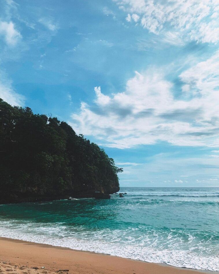 Pantai Banyu Meneng, Pesona Pasir Putih dan Ombak yang Tenang