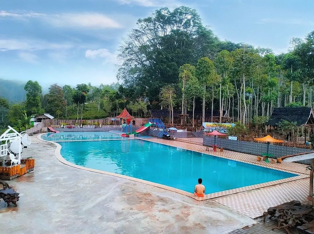 Balong Geulis Sumedang, Kolam Renang Bak Berada di Atas Awan