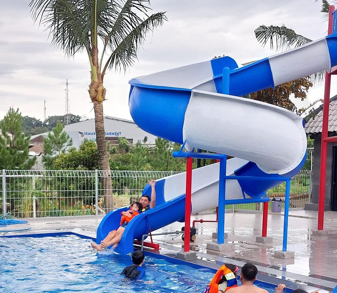 The Wujil Aqua Park, Wahana Air dengan Balon Terapung Seperti di ...