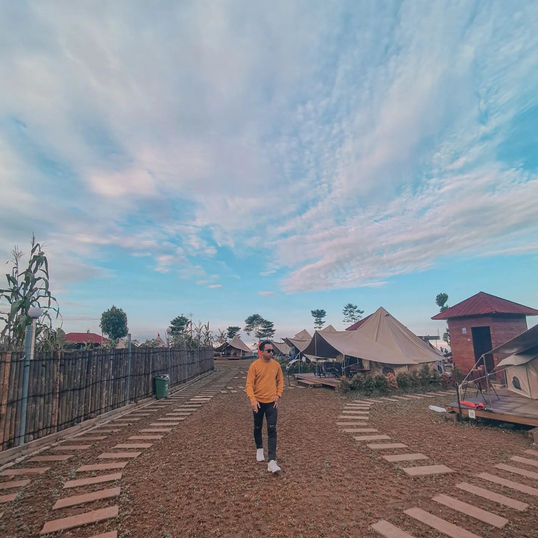Sikembang Glamping Wonosobo, Camping Mewah dengan Pemandangan Kebun Teh