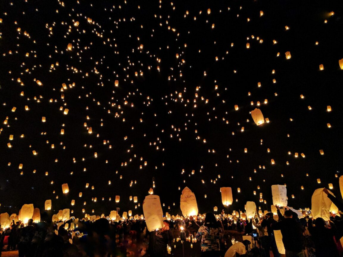 BESOK! Ratusan Lampion Bakal Menghiasi Langit Malam di Gumuk Pasir ...