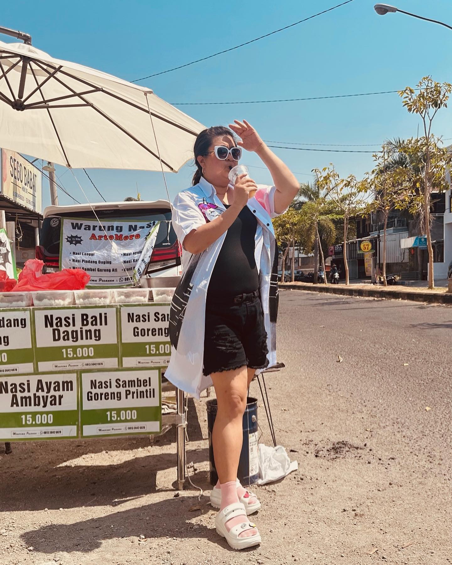 Nasi Langgi Dijual di Mobil Alphard di Pinggir Jalan Ponorogo, Harga Tetap Kaki Lima