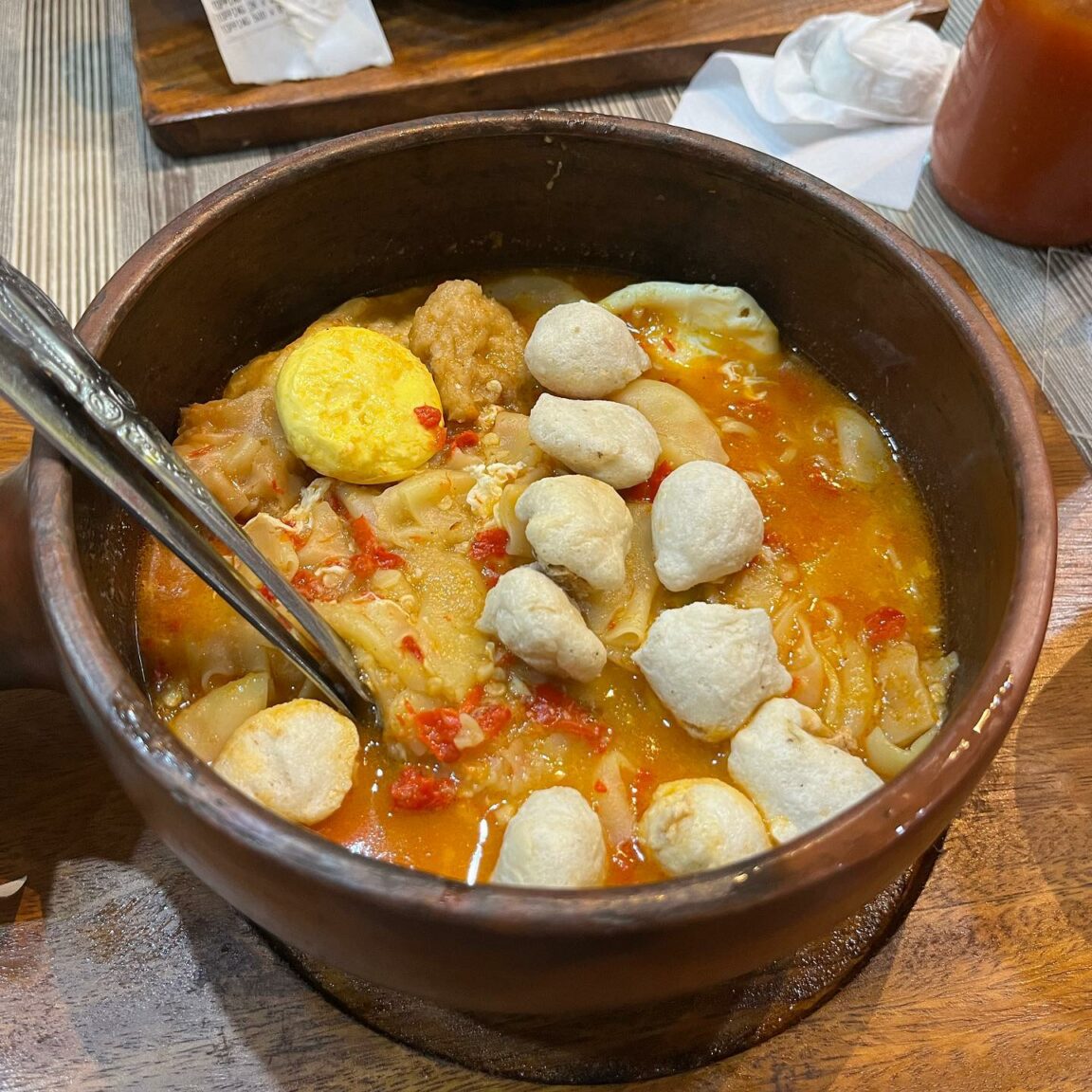 Seblak Bakar Teh Betty, Dibakar di Atas Cobek Tanah Liat Bikin Tambah ...