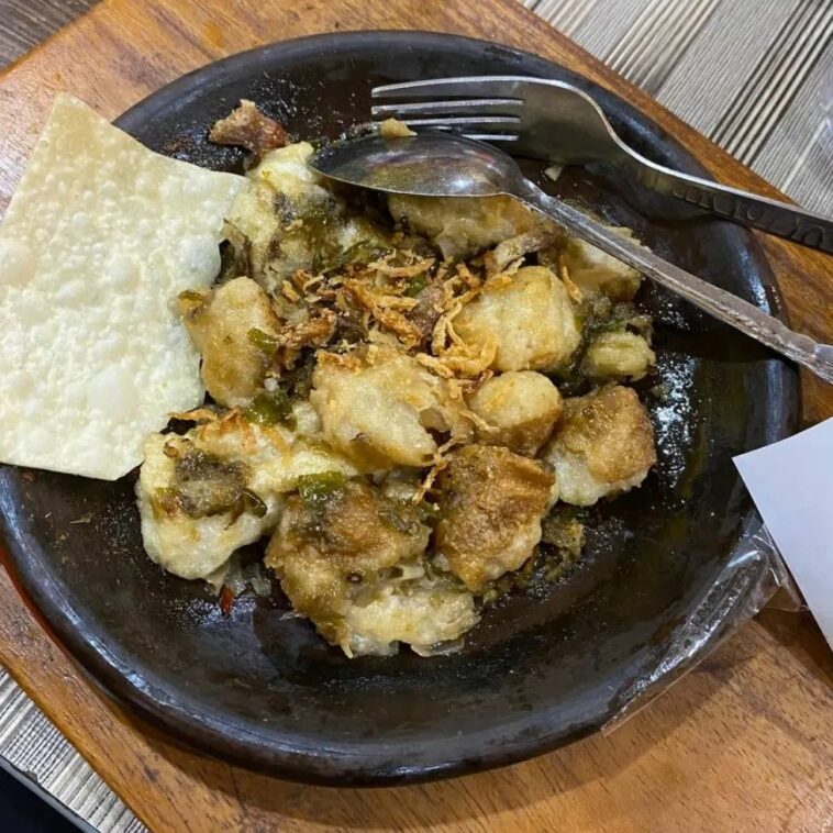 Seblak Bakar Teh Betty, Dibakar di Atas Cobek Tanah Liat Bikin Tambah ...