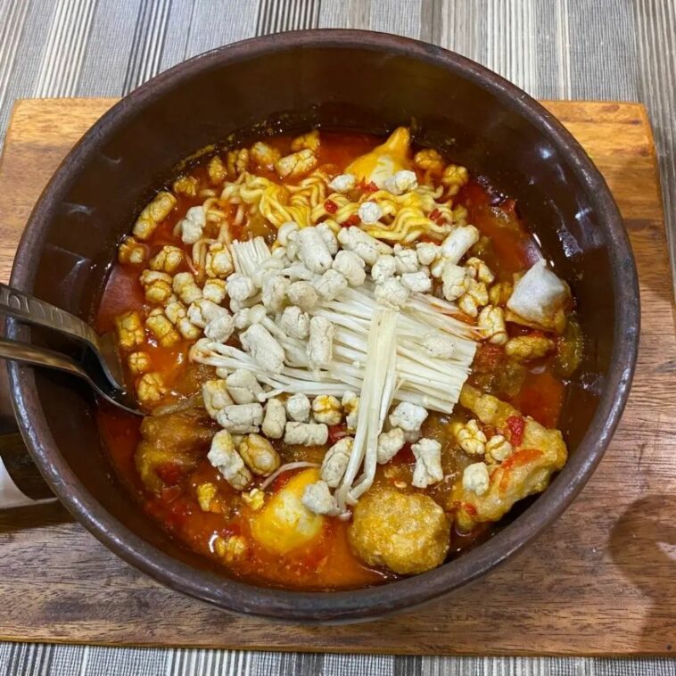 Seblak Bakar Teh Betty, Dibakar di Atas Cobek Tanah Liat Bikin Tambah ...